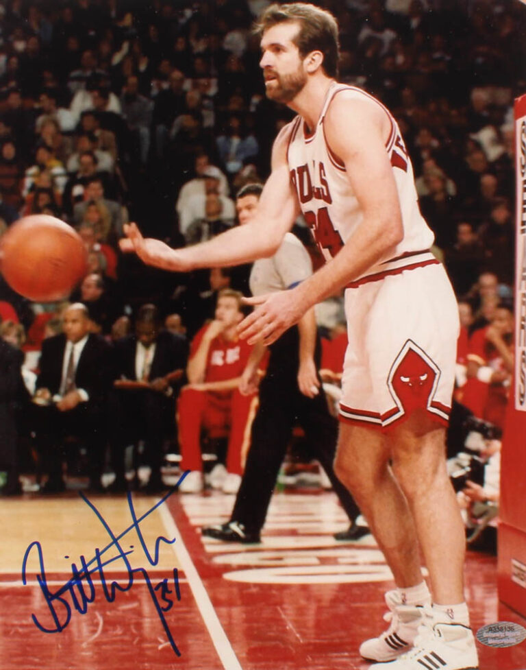 Former Bulls Center Bill Wennington Has Fun Signing at NSCC