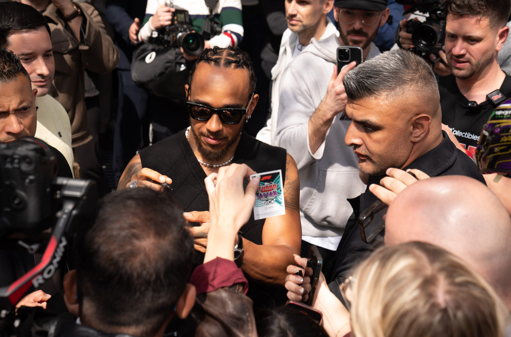 Lewis Hamilton Signs Exclusive Autograph, Memorabilia Deal with Fanatics